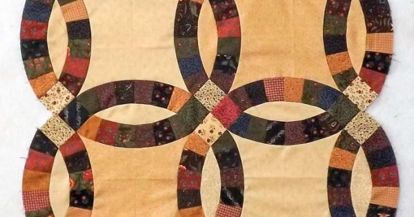 THE absolute easiest way to assemble a Double Wedding Ring quilt