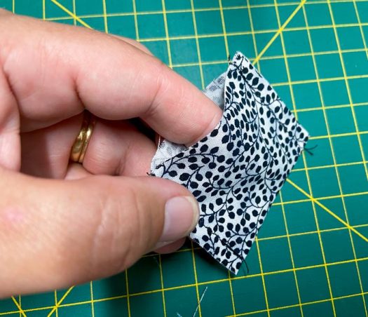 The easiest way to add a magnetic closure to a bag - QUILTsocial