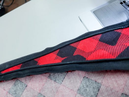 Inserting an invisible zipper on a cushion cover [tutorial] - QUILTsocial